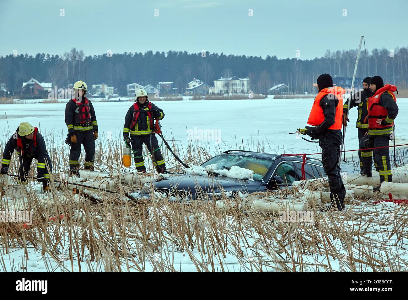 The car broke into the ice and drowned in the lake. Work of the rescue ...