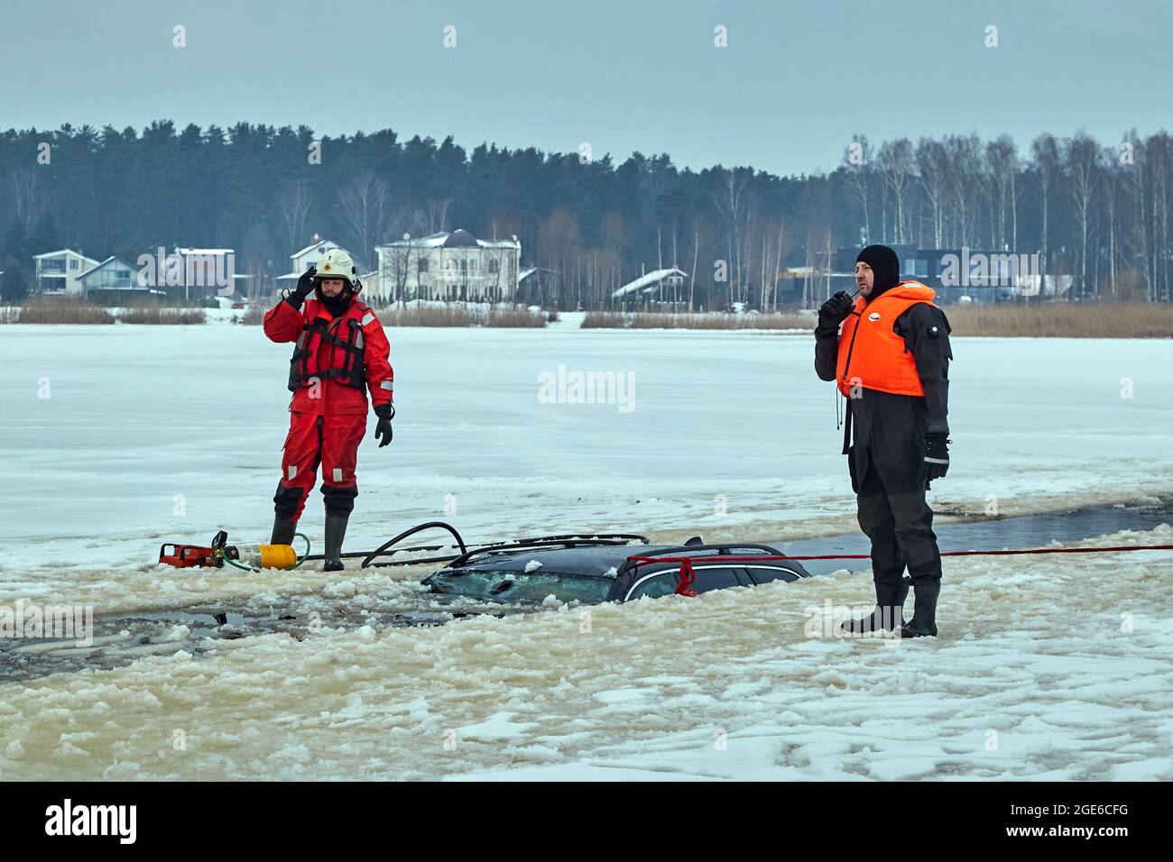 The car broke into the ice and drowned in the lake. Work of the rescue ...