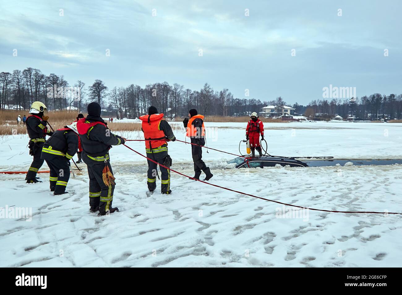 The car broke into the ice and drowned in the lake. Work of the rescue ...
