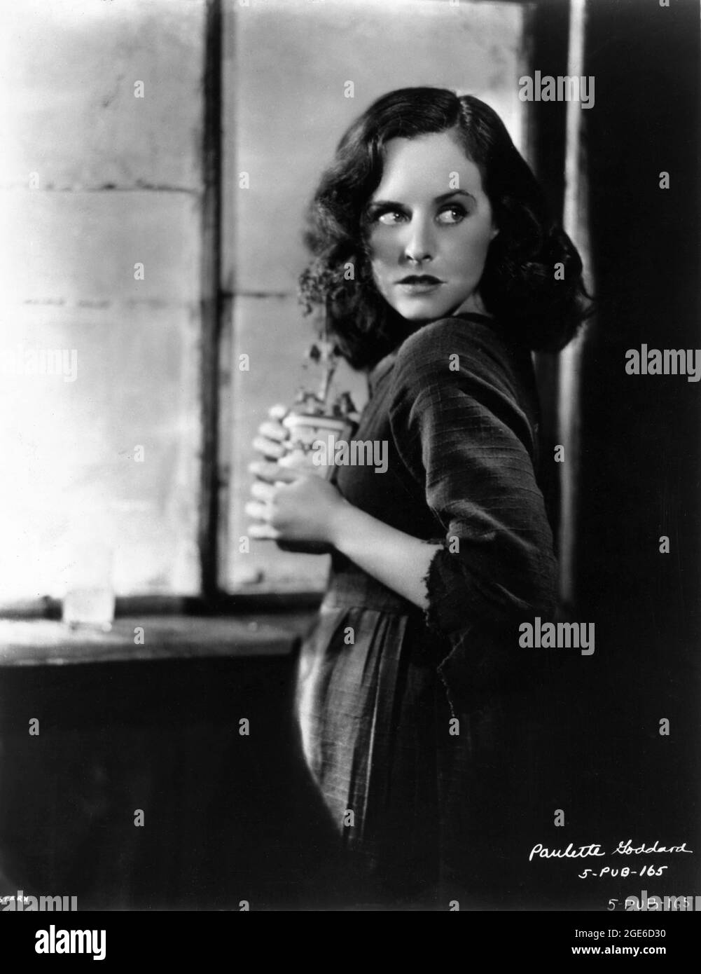 PAULETTE GODDARD as The Gamin in MODERN TIMES 1936 director / producer ...