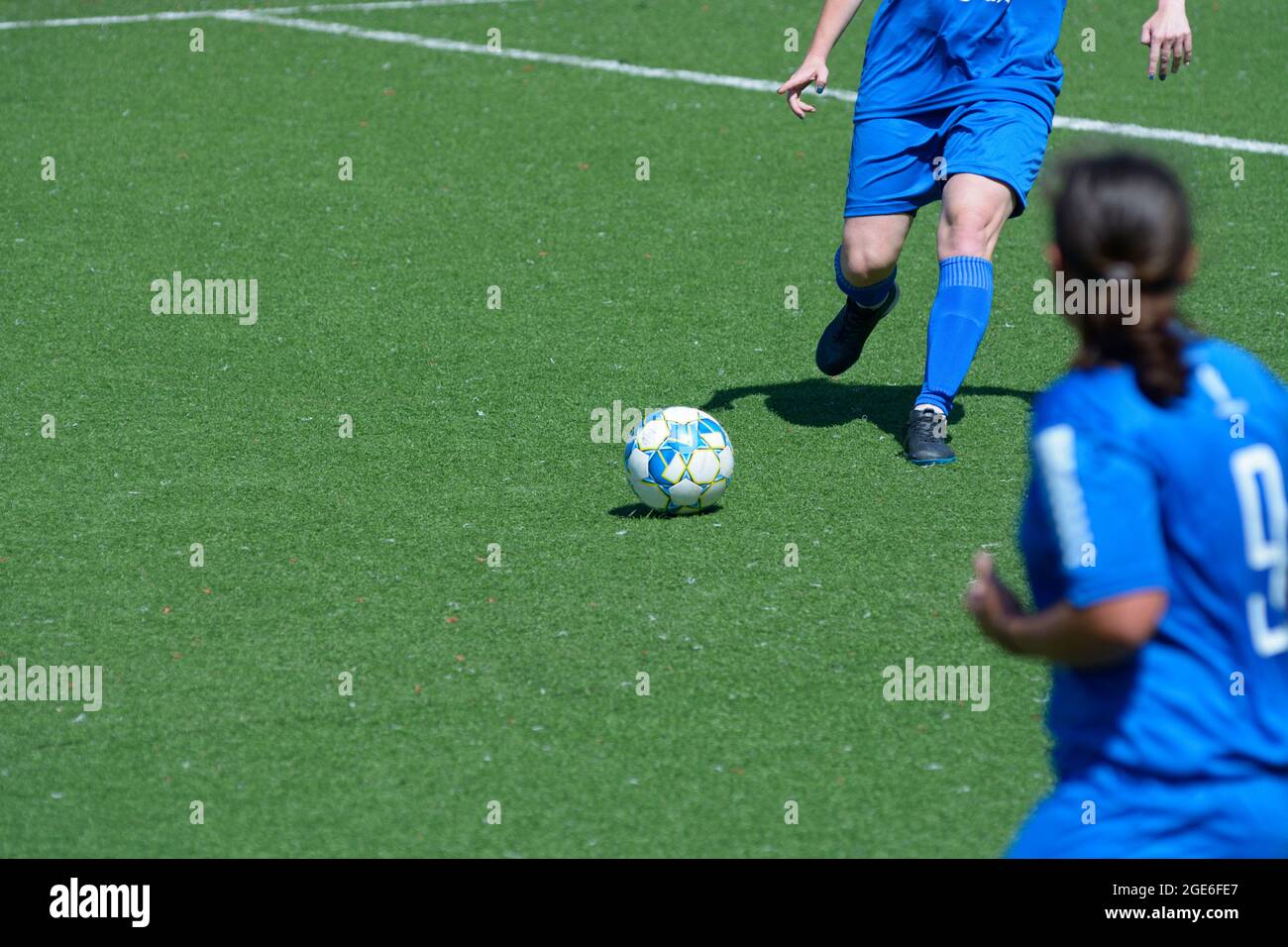 Soccer player woman kicking ball hi-res stock photography and images ...