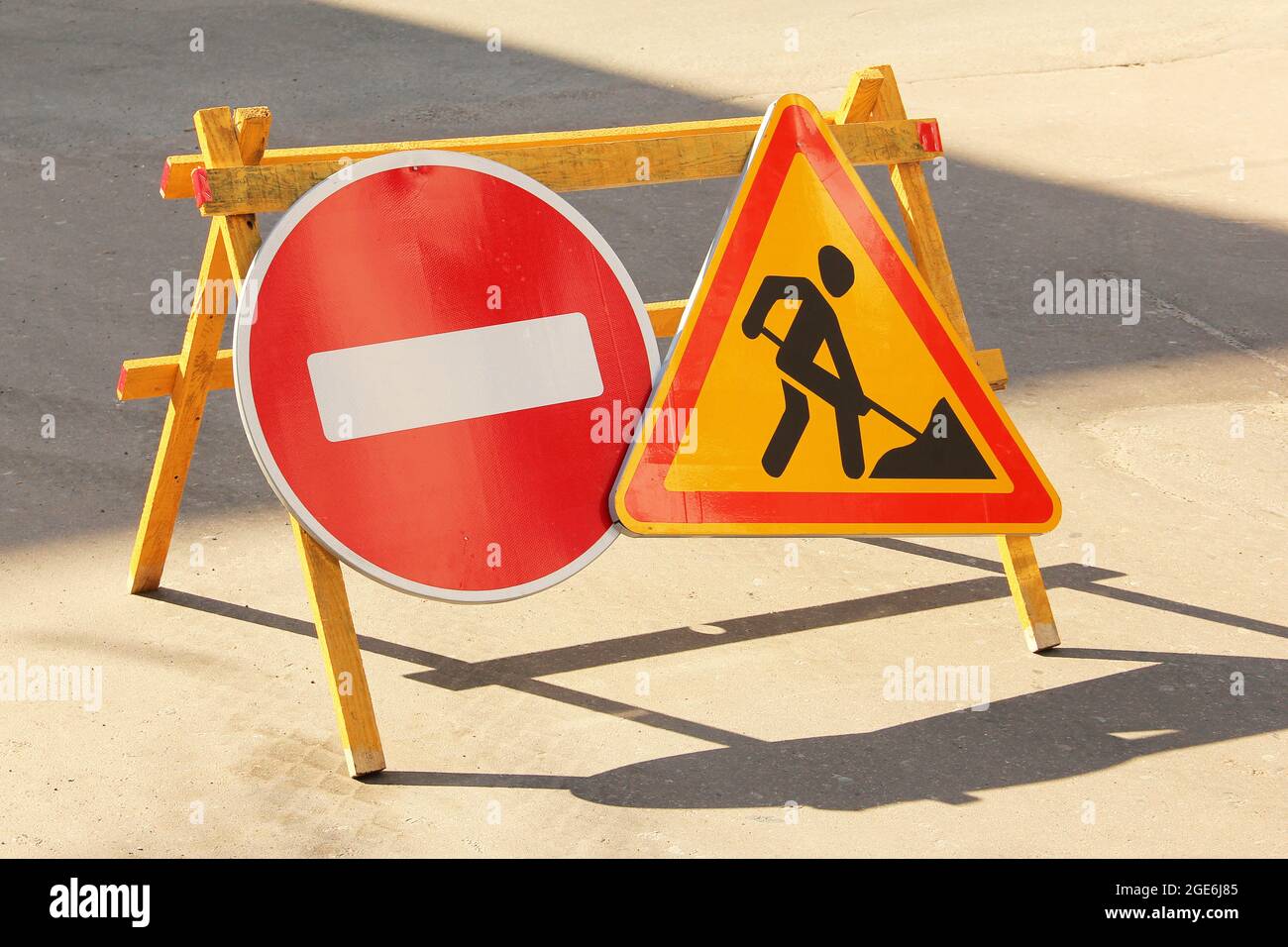 Road sign on the road. Work repair sign Stock Photo - Alamy