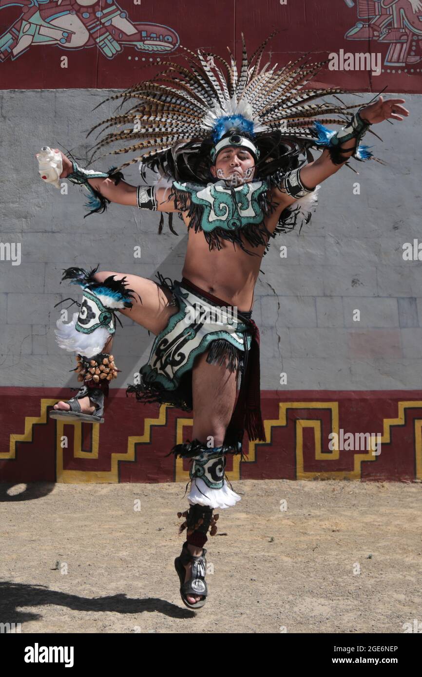 Non Exclusive: TEOTOHUACAN, MEXICO - AUGUST 16: A man in pre-Hispanic ...