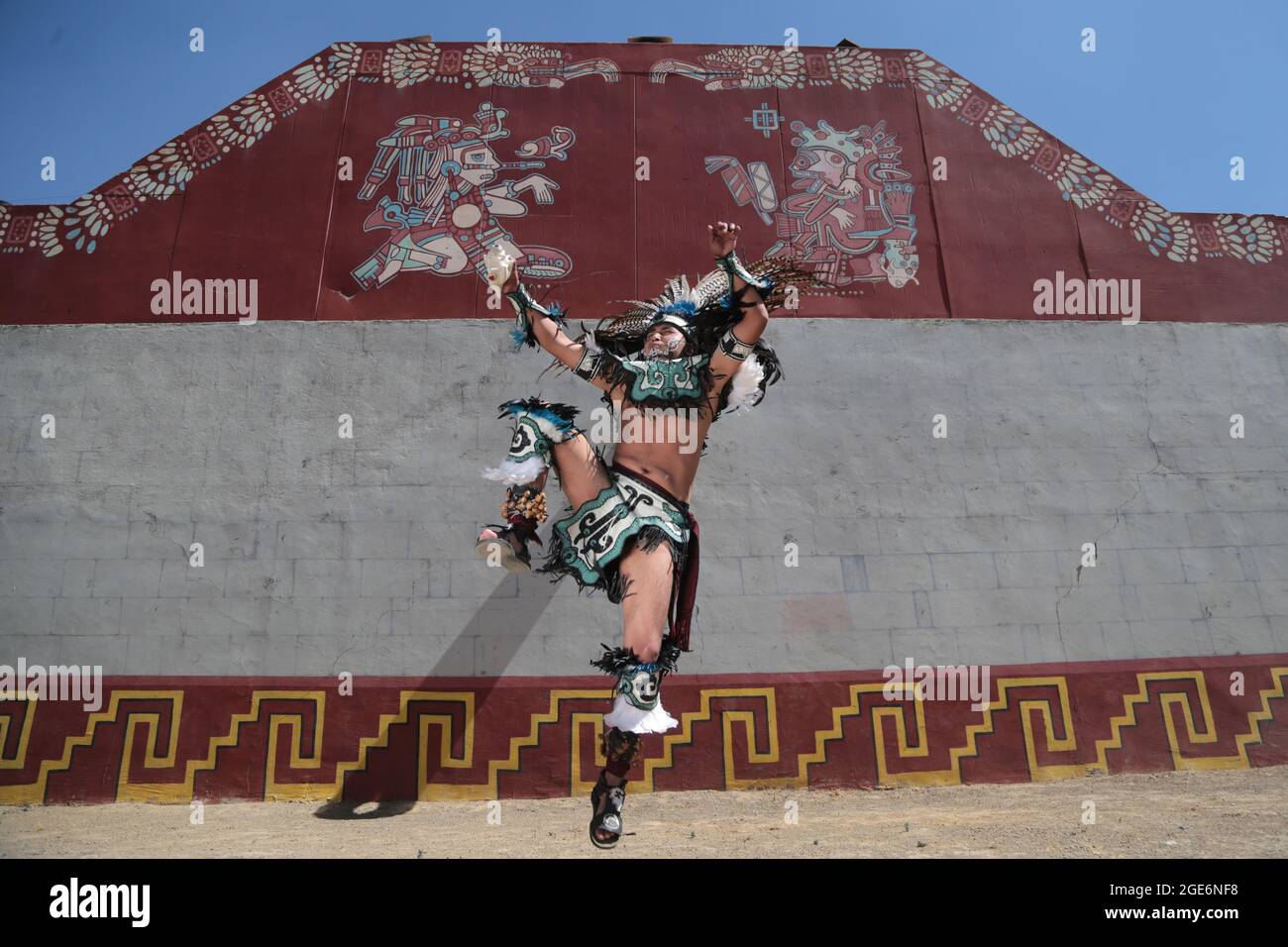 Non Exclusive: TEOTOHUACAN, MEXICO - AUGUST 16: A man in pre-Hispanic ...