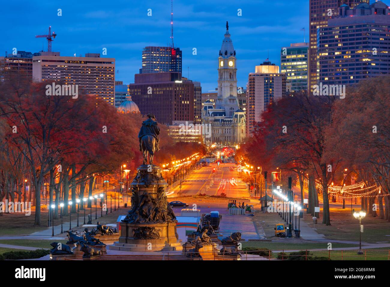 Benjamin franklin parkway downtown skyline hi-res stock photography and ...