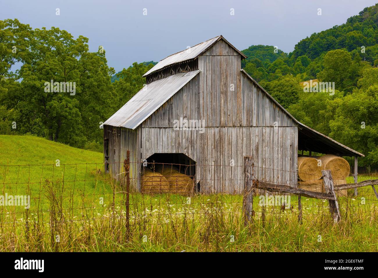 Wooden hay barn hi-res stock photography and images - Alamy