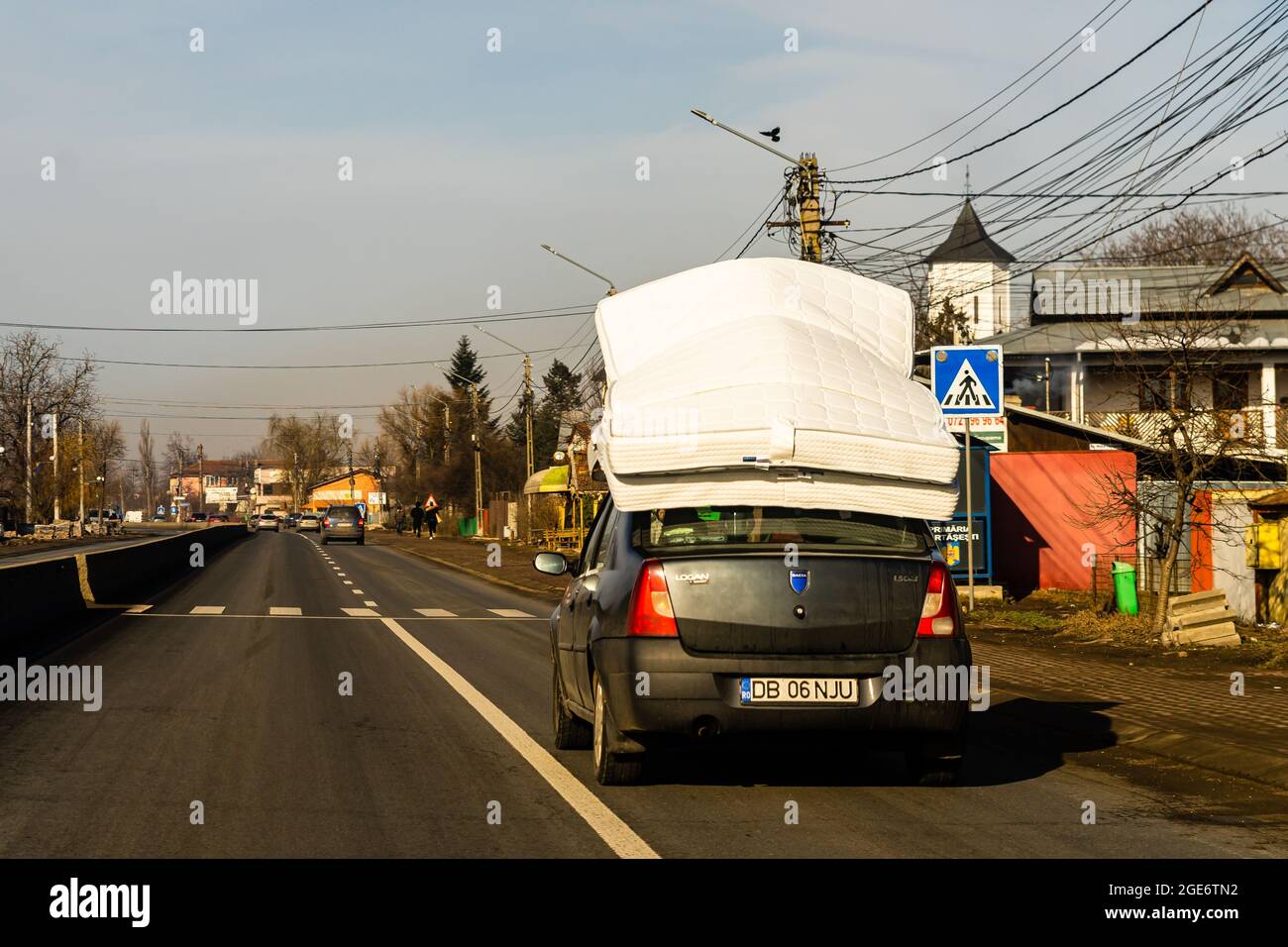 Mattress on car roof, Dacia Logan carrying mattresses on roof in ...