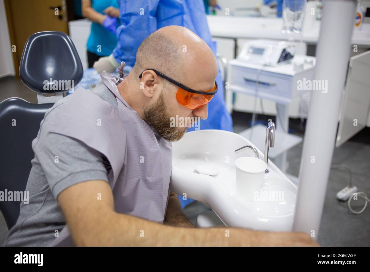 Tooth extraction hi-res stock photography and images - Alamy