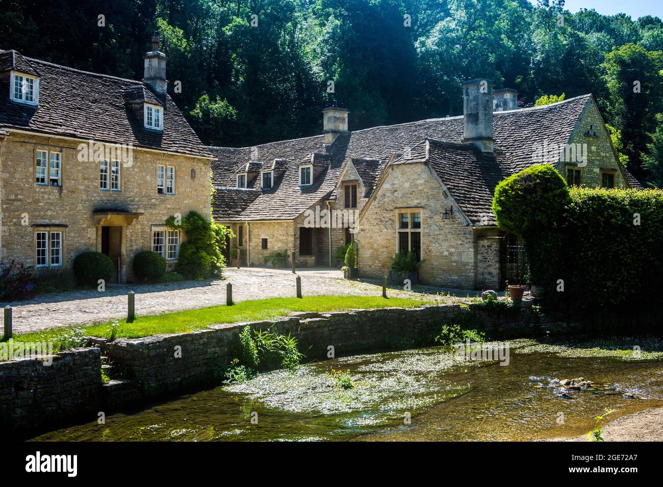 The Bybrook River meanders through the village of Castle Coombe Stock ...