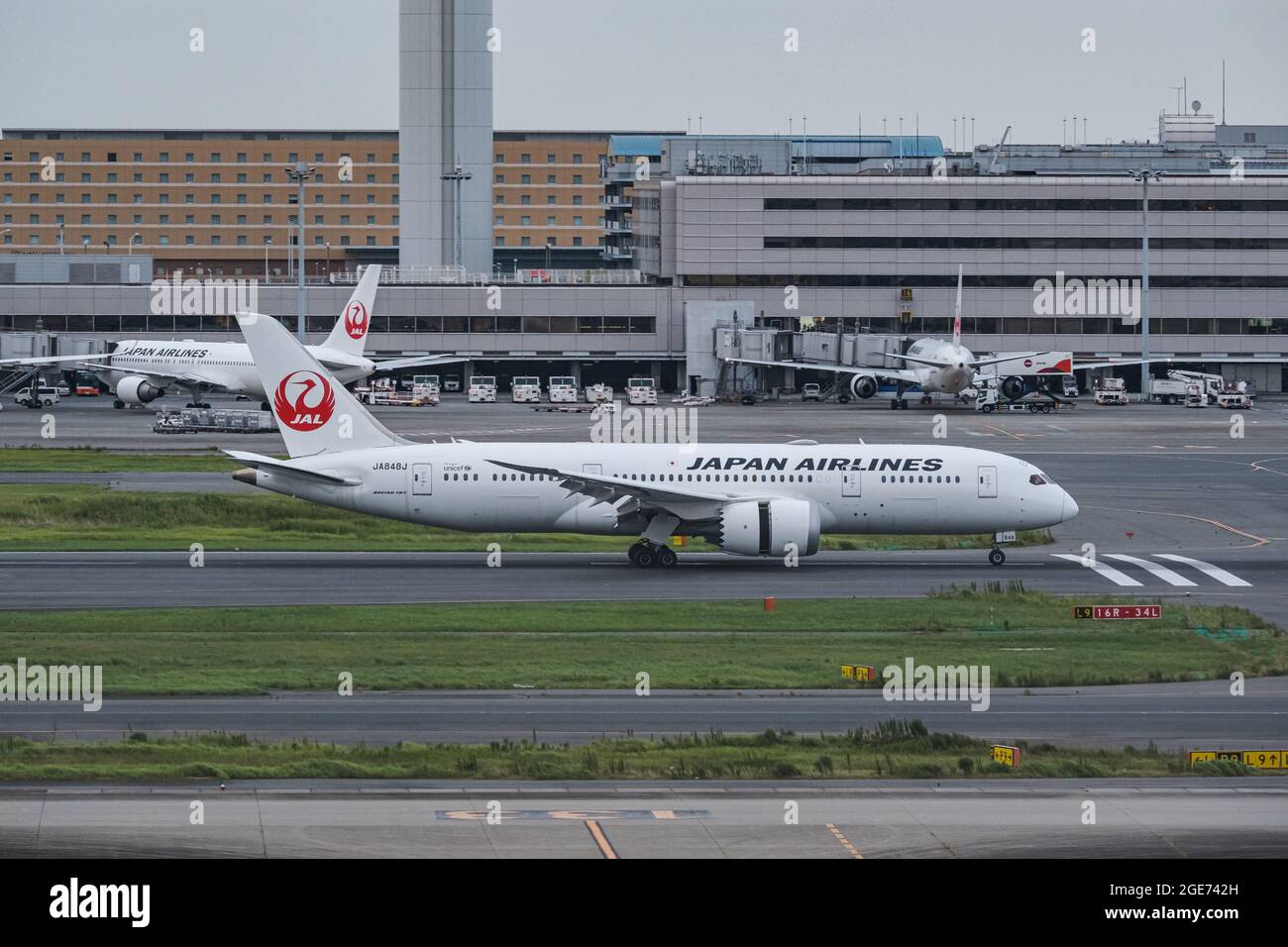 Jetliners at Haneda Airport Stock Photo - Alamy