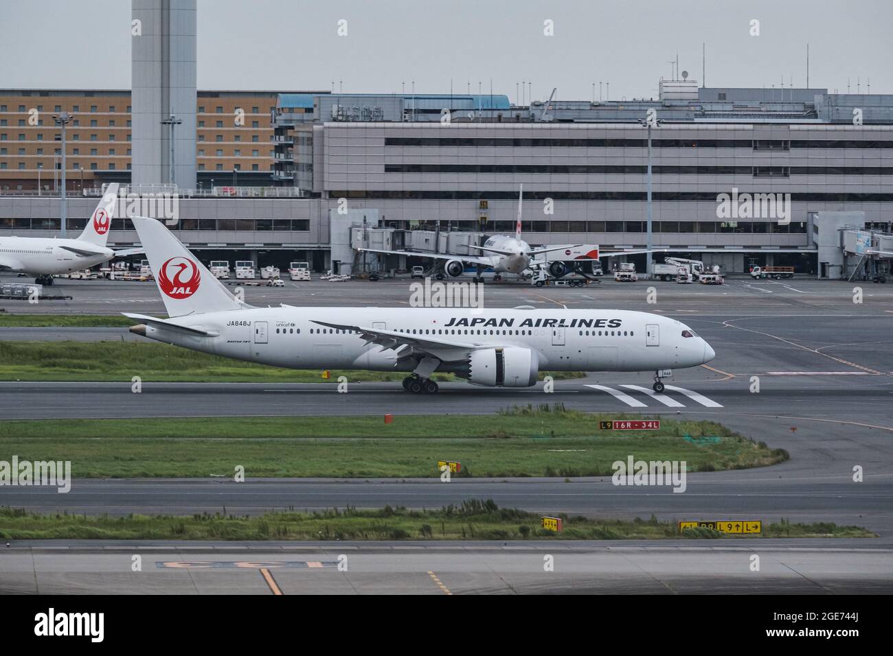Jetliners at Haneda Airport Stock Photo - Alamy
