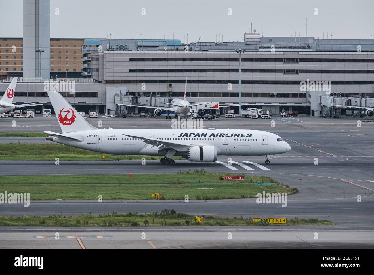 Jetliners at Haneda Airport Stock Photo - Alamy