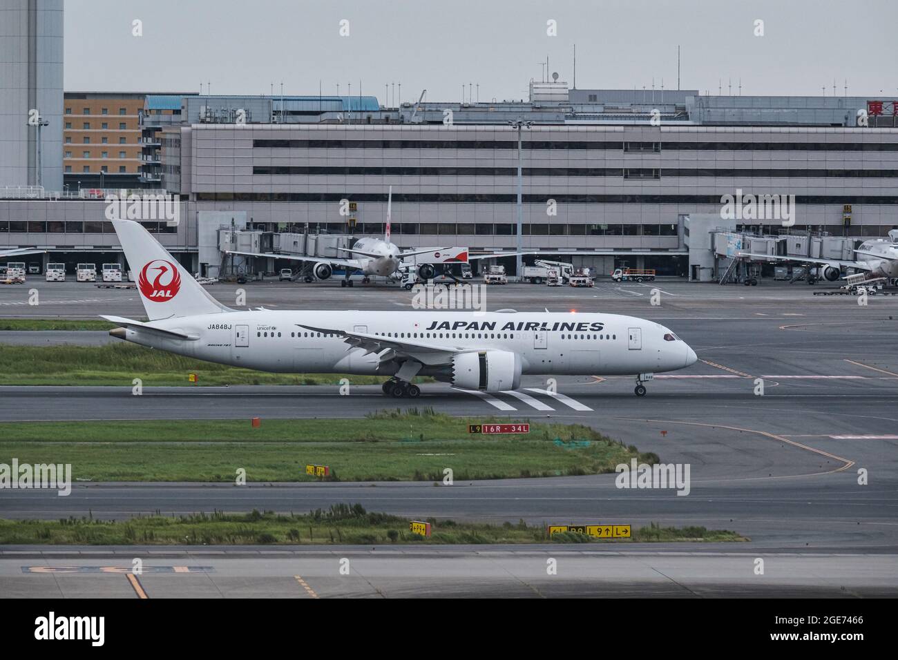 Jetliners at Haneda Airport Stock Photo - Alamy