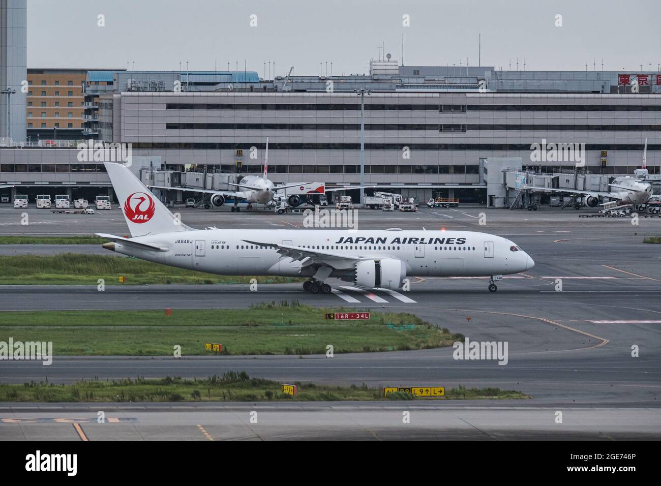 Jetliners at Haneda Airport Stock Photo - Alamy