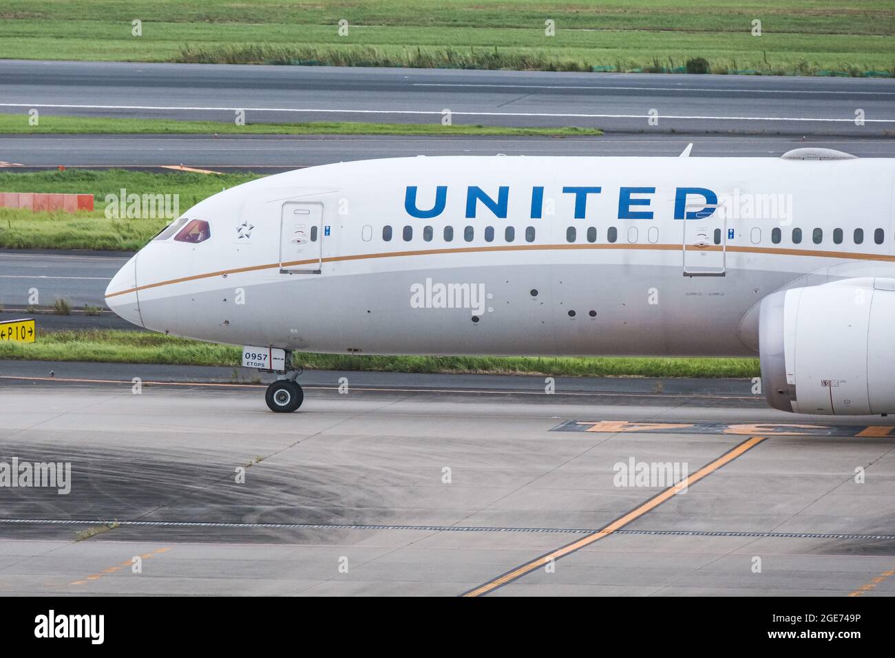 Jetliners at Haneda Airport Stock Photo - Alamy