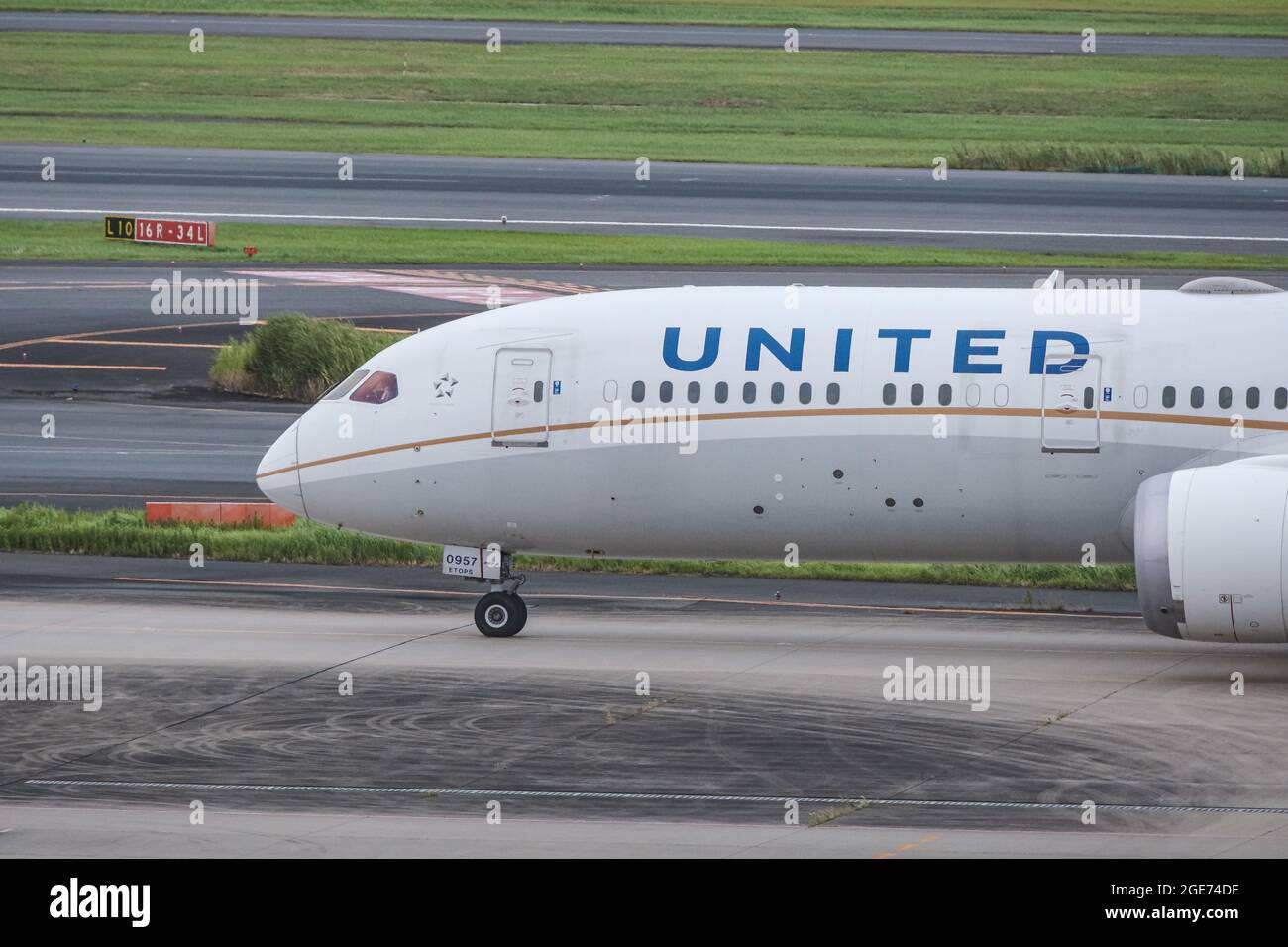 Jetliners at Haneda Airport Stock Photo - Alamy