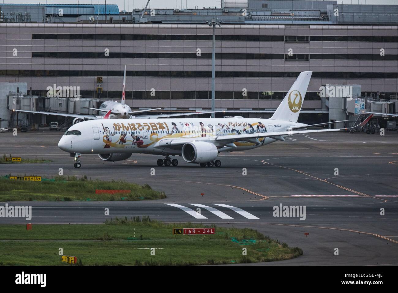 Jetliners at Haneda Airport Stock Photo - Alamy