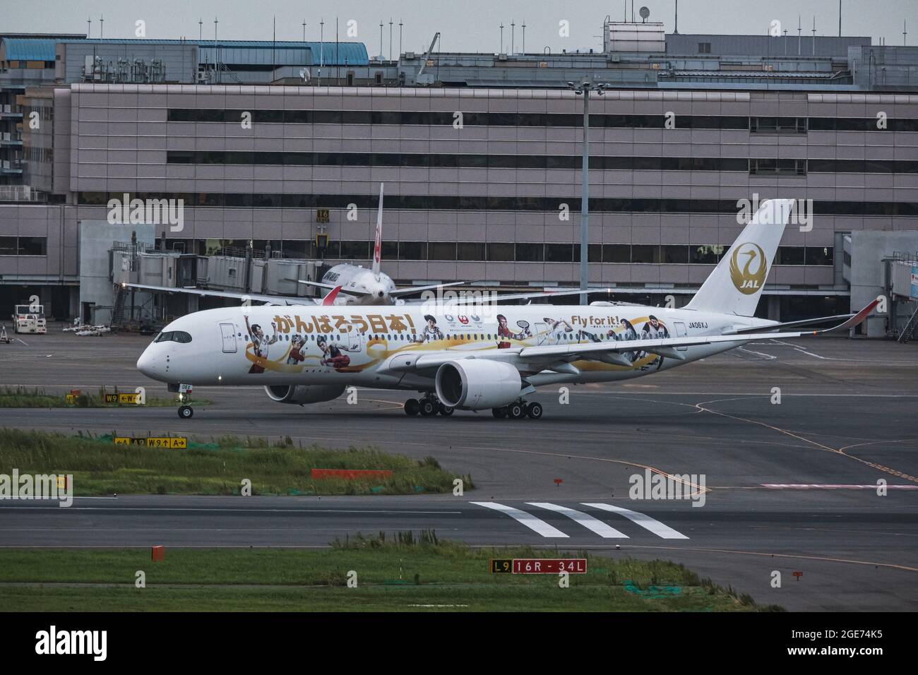 Jetliners at Haneda Airport Stock Photo - Alamy