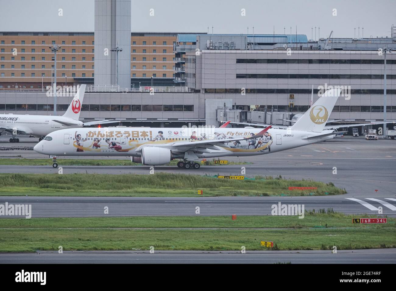 Jetliners at Haneda Airport Stock Photo - Alamy