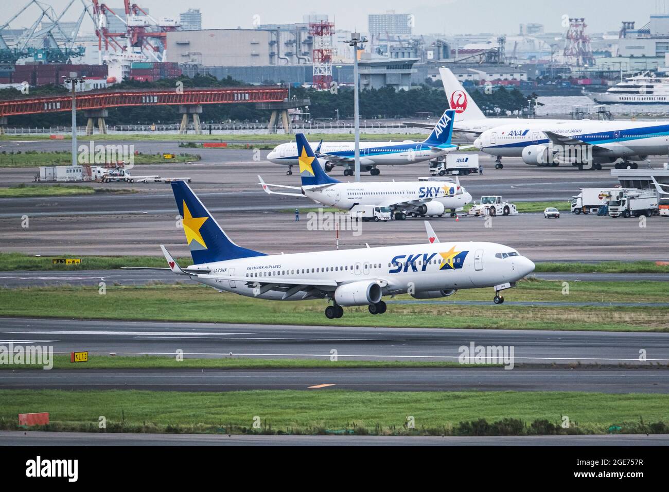 Jetliners at Haneda Airport Stock Photo - Alamy