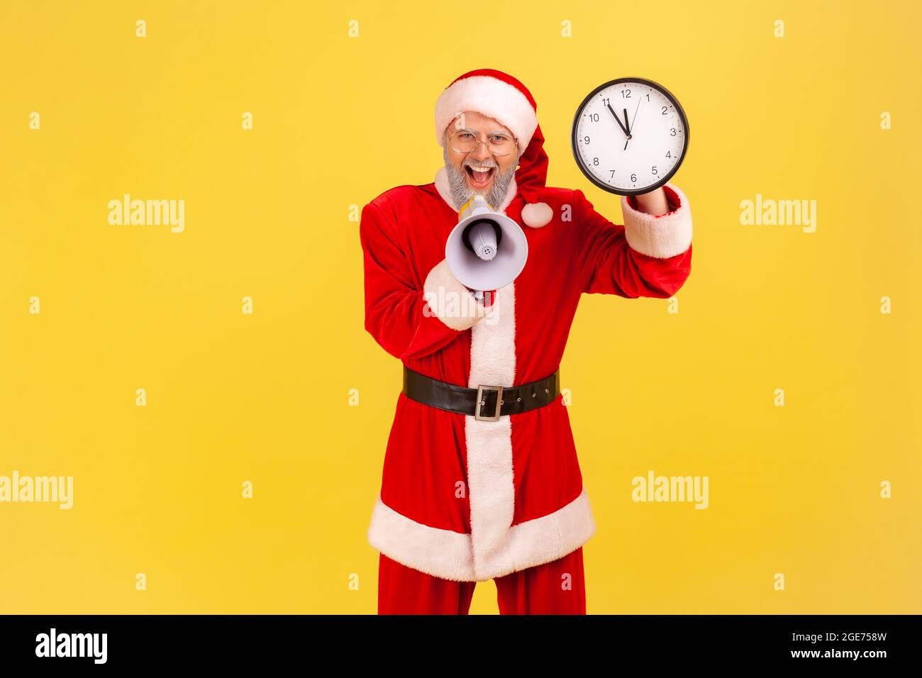 Portrait of yelling excited elderly man with gray beard wearing santa ...