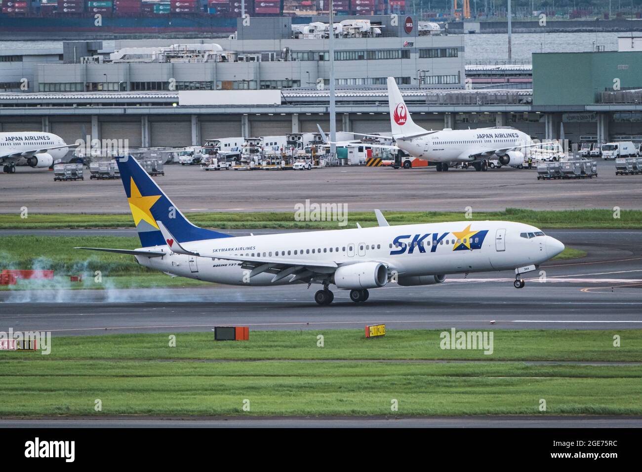Jetliners at Haneda Airport Stock Photo - Alamy
