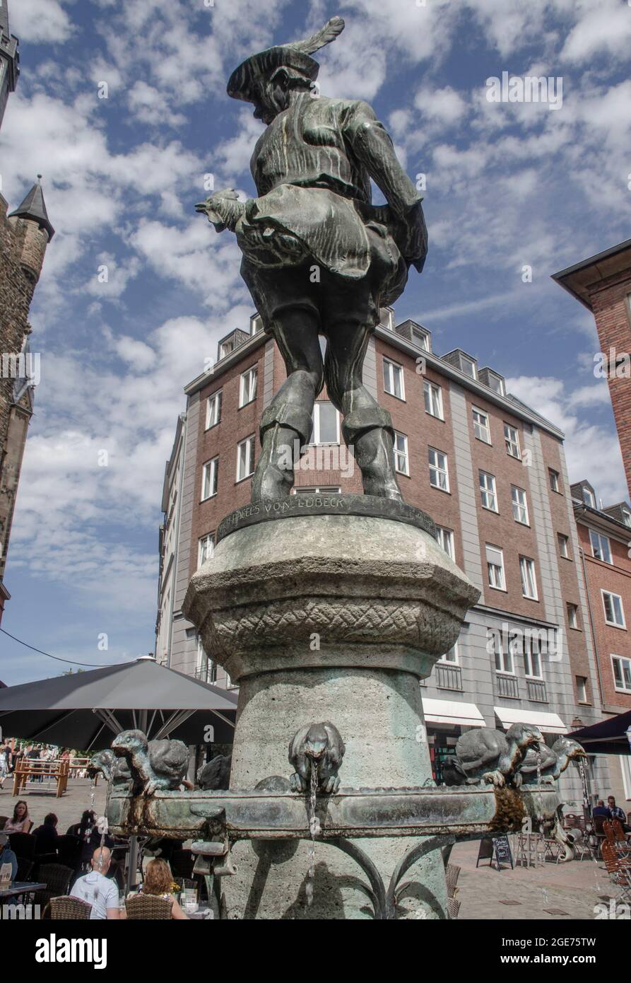 Charlemagne aachen statue hi-res stock photography and images - Alamy