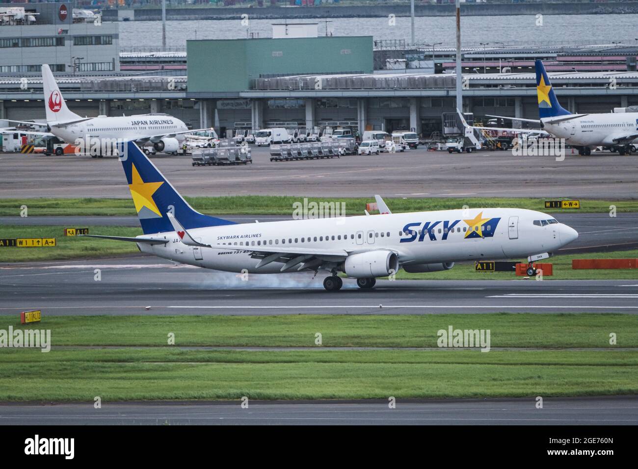 Jetliners at Haneda Airport Stock Photo - Alamy