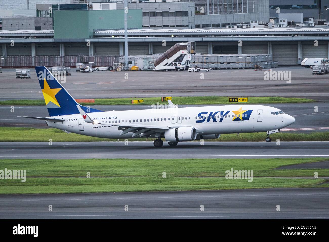 Jetliners at Haneda Airport Stock Photo - Alamy