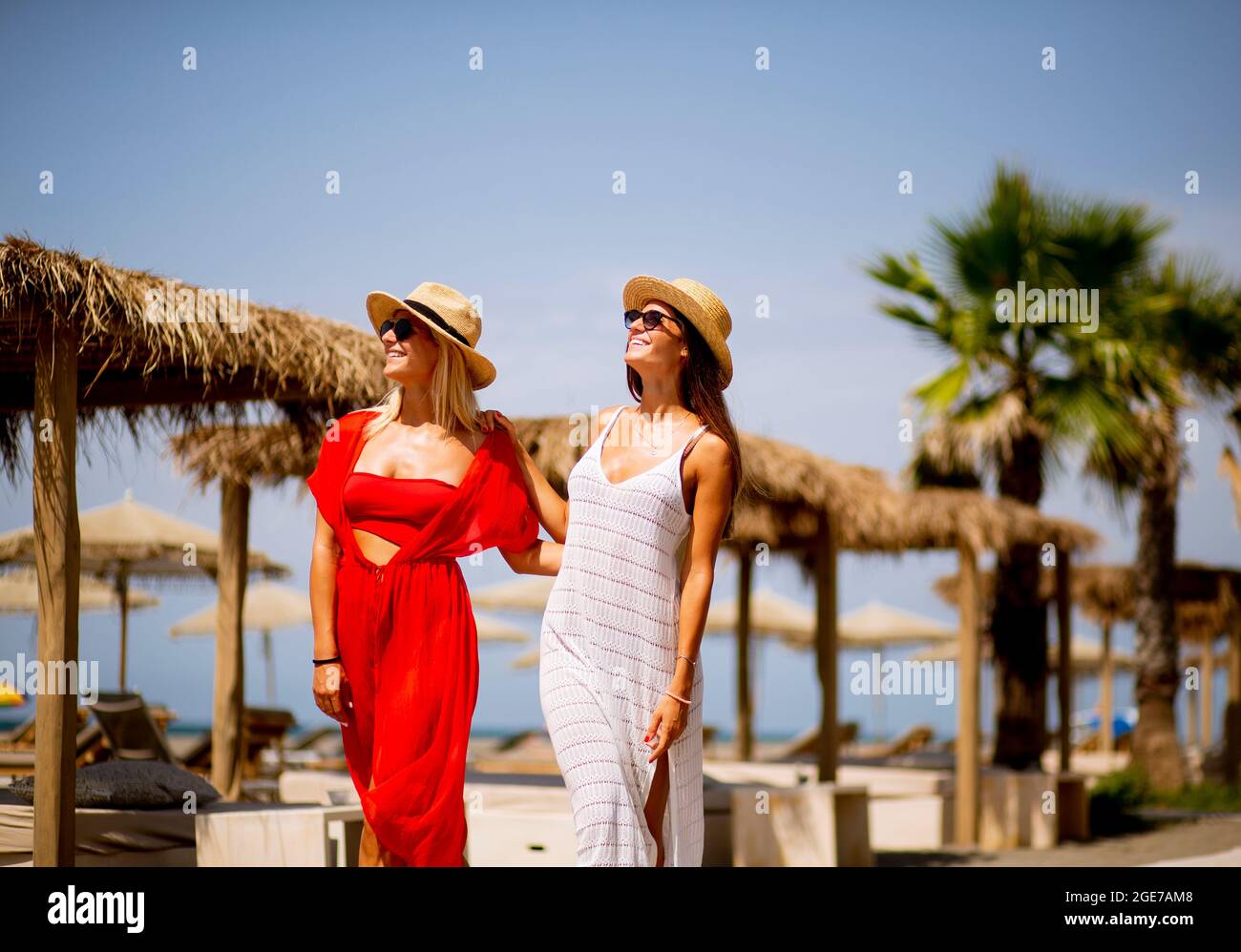 Two friends walking on the beach hi-res stock photography and images ...