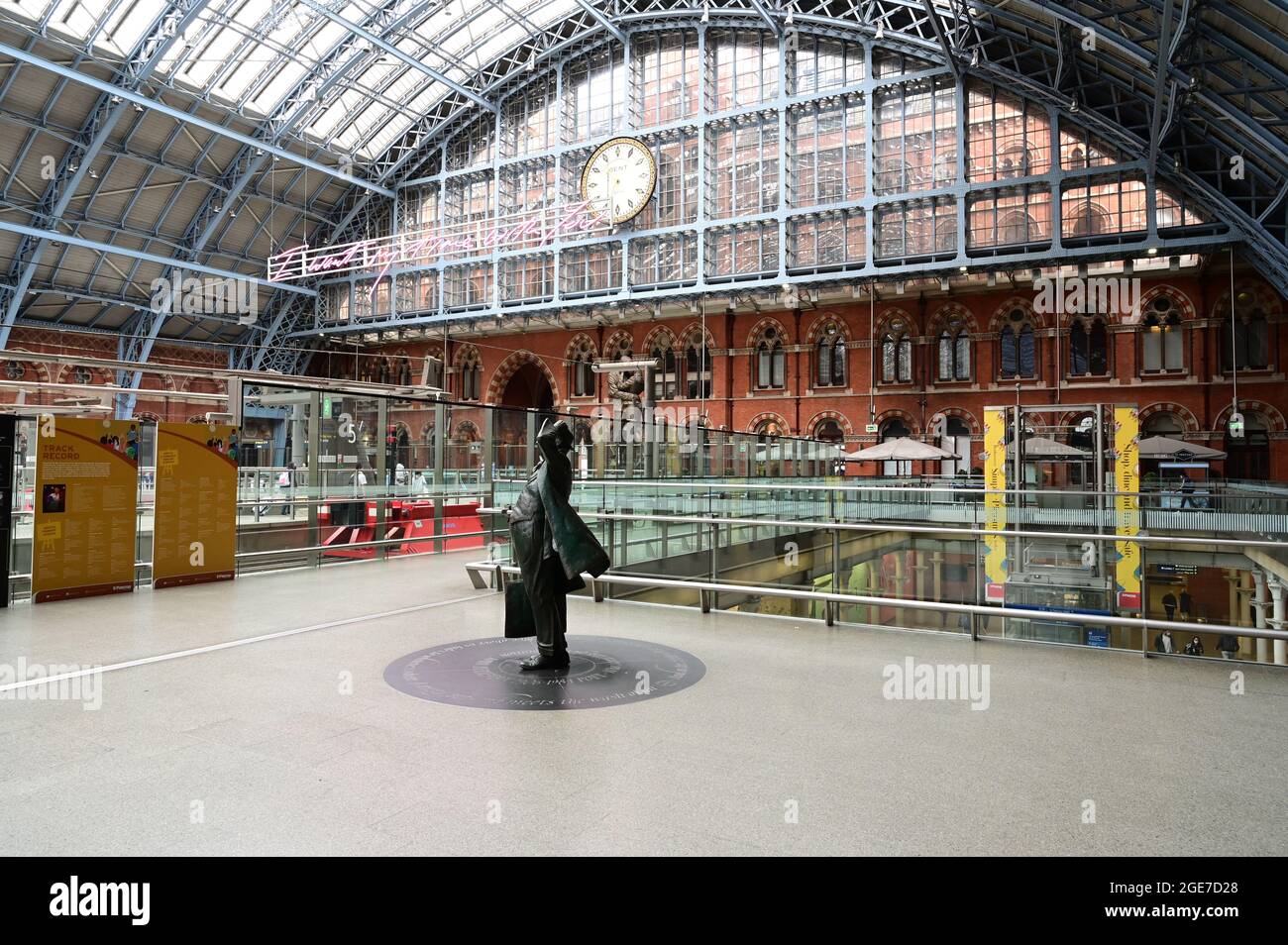 A Statue inside St Pancras International station Stock Photo - Alamy