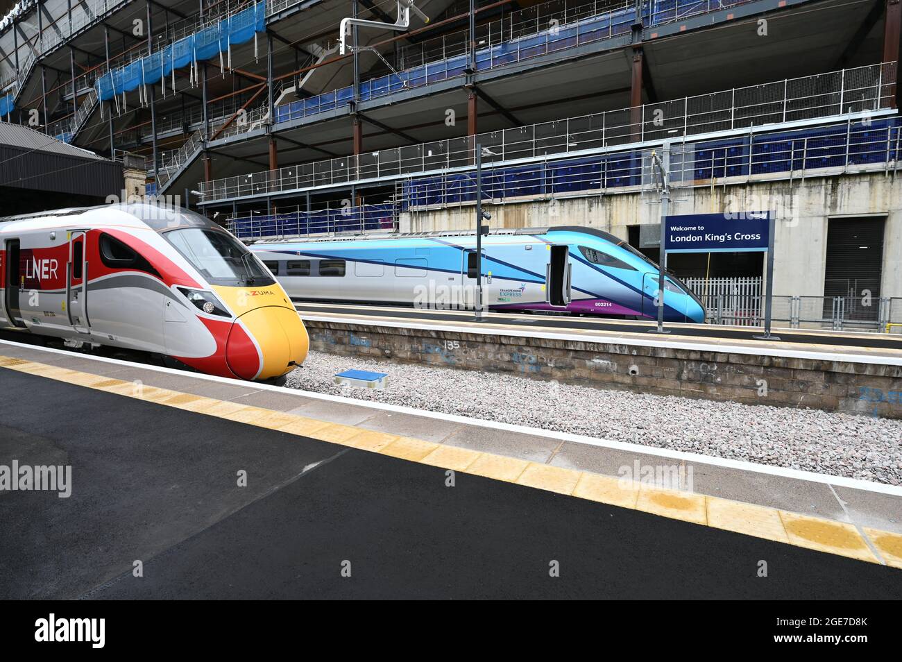 Hitachi AT300 a Kings Cross Station Stock Photo - Alamy