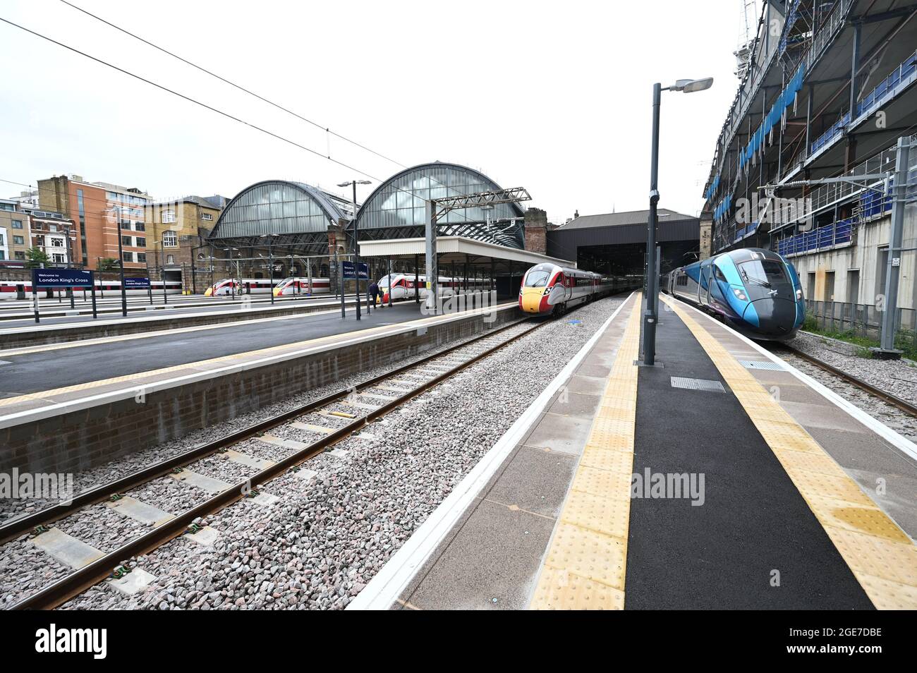 A Hitachi AT300 at Kings Cross station Stock Photo - Alamy