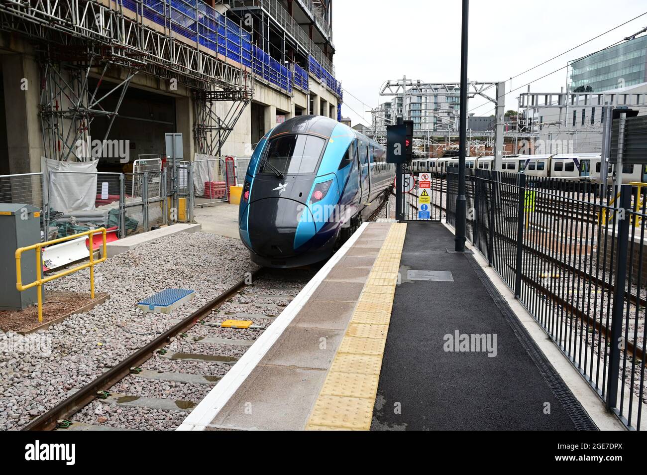 A Hitachi AT300 at Kings Cross Station Stock Photo - Alamy