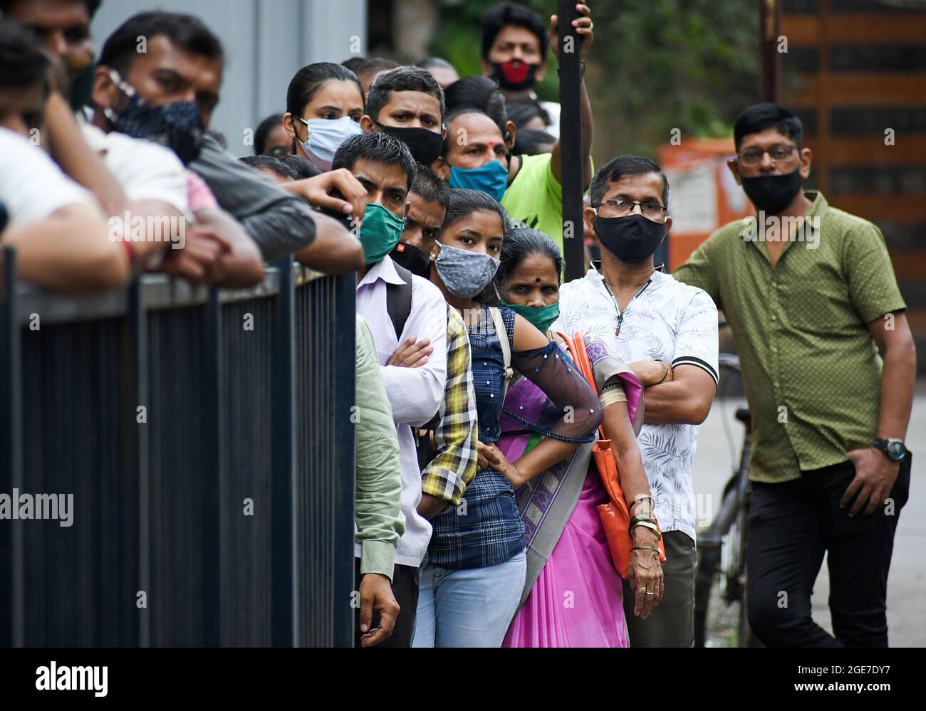 Mumbai, India. 17th Aug, 2021. People wearing masks stand in a queue ...