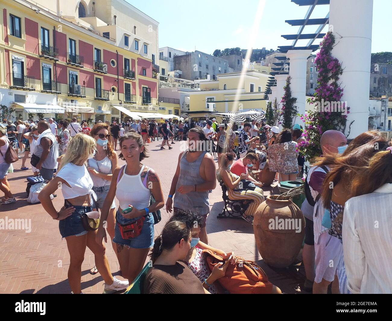 Summer: tourists stroll in the square and through the streets of Capri ...