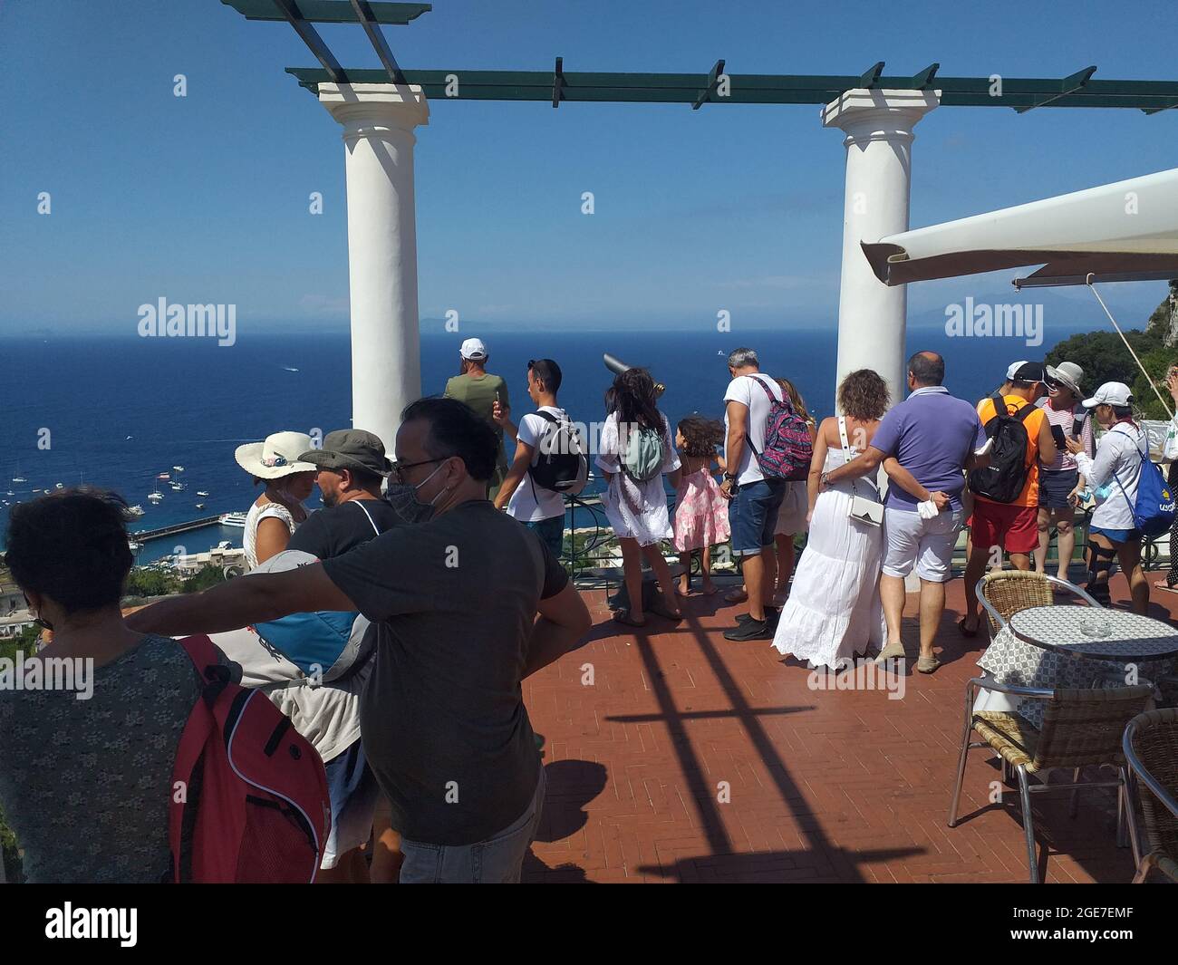 Summer: tourists stroll in the square and through the streets of Capri ...