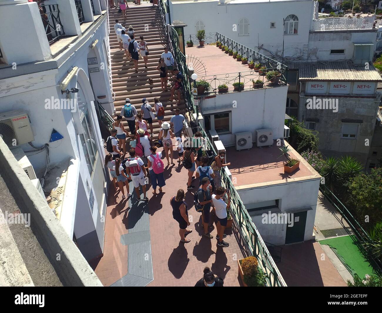 Summer: tourists stroll in the square and through the streets of Capri ...