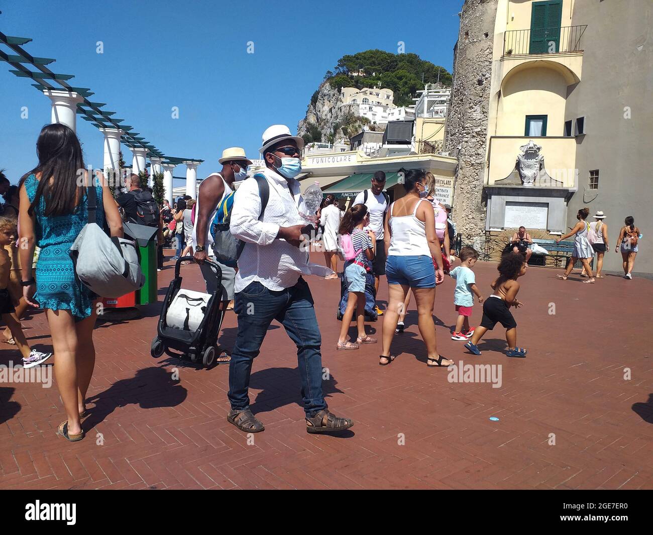 Summer: tourists stroll in the square and through the streets of Capri ...
