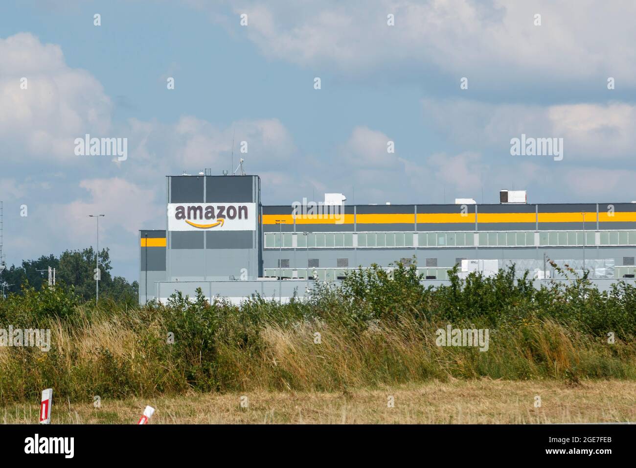 Amazon logo fulfillment centre hi-res stock photography and images - Alamy