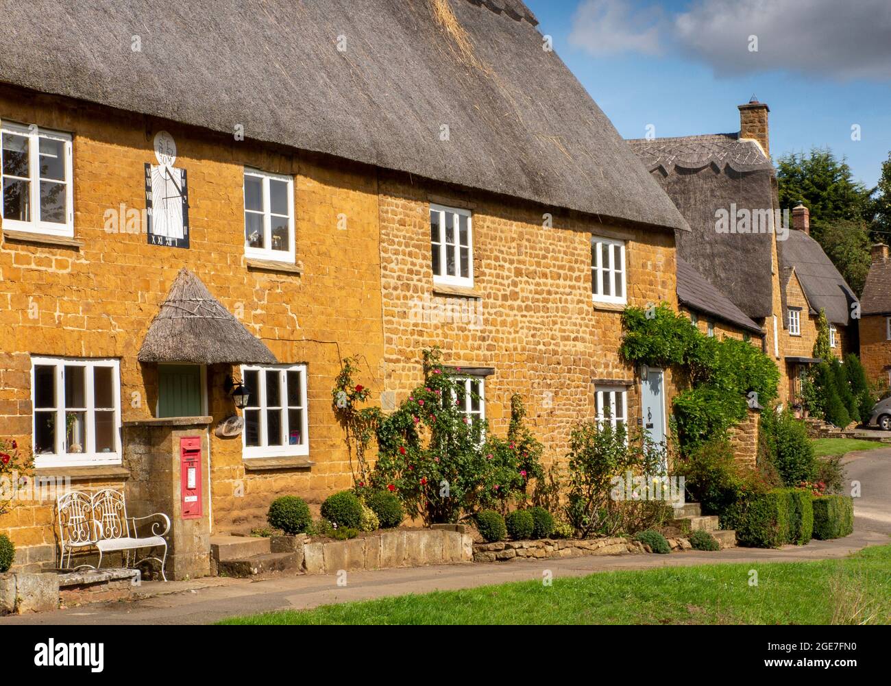 UK, England, Oxfordshire, Wroxton, Main Street, pretty thatched ...