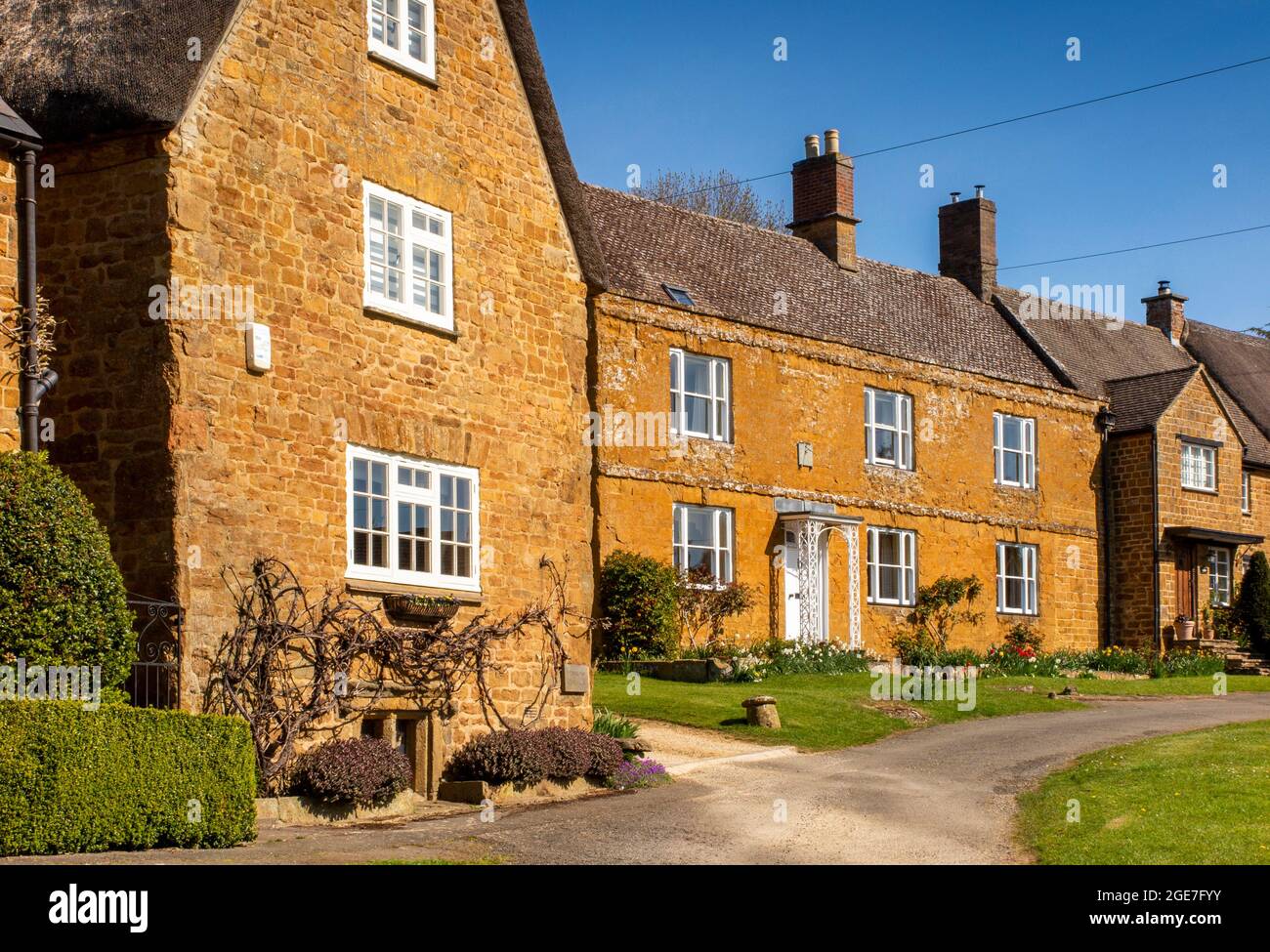 Historic cotswold buildings hi-res stock photography and images - Alamy
