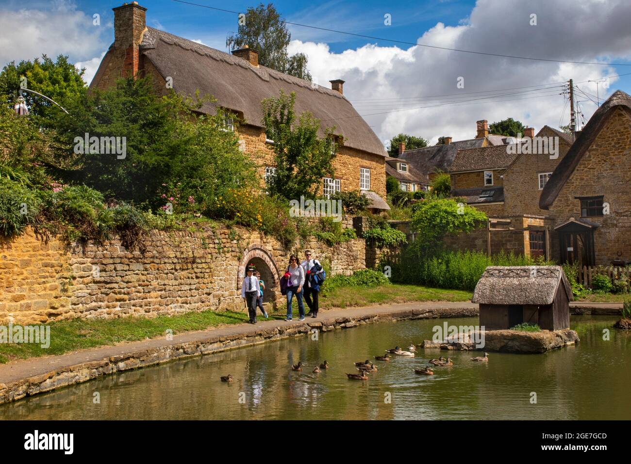 Scenic duck pond uk spring hi-res stock photography and images - Alamy