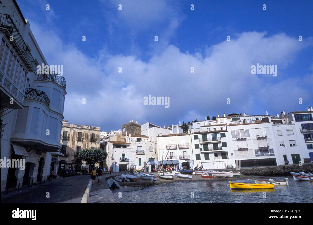 Platja Port d'Alguer and white houses in Cadaques, Girona province ...