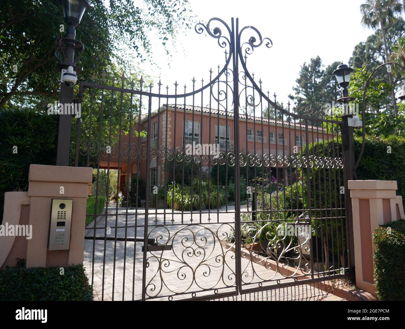 Joan collins british actress august hi-res stock photography and images ...