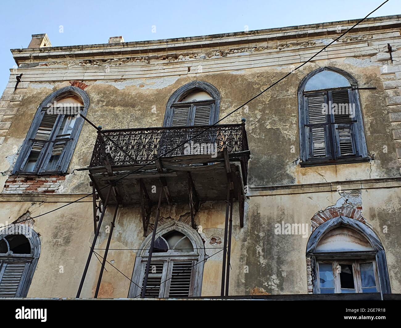 Destroyed building exterior hi-res stock photography and images - Alamy