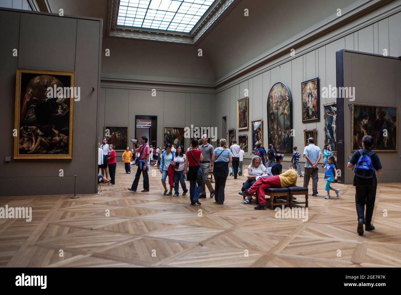 Paris france crowd watching hi-res stock photography and images - Alamy