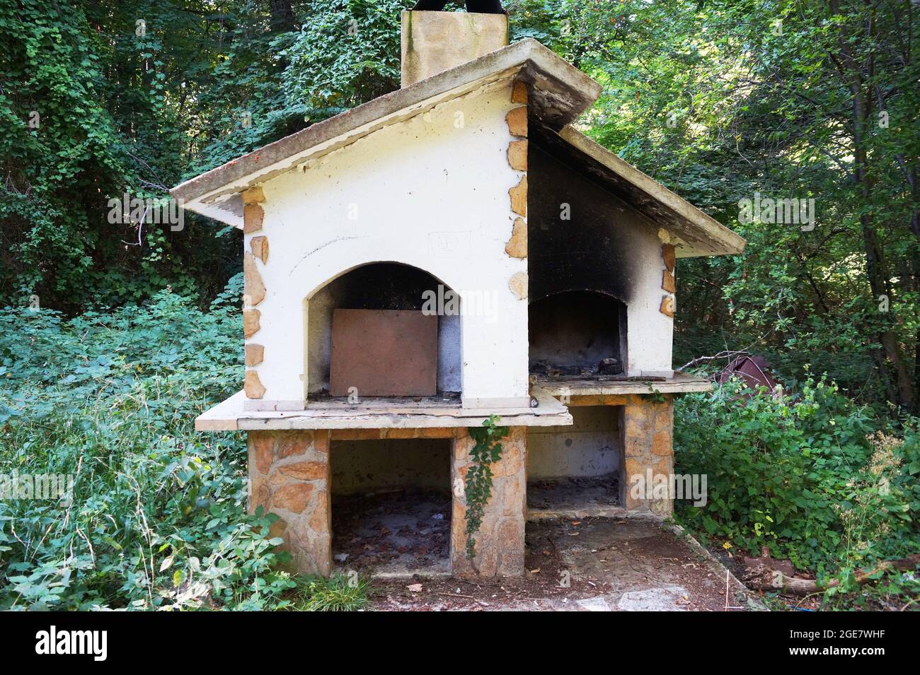 Stone barbecue hi-res stock photography and images - Alamy