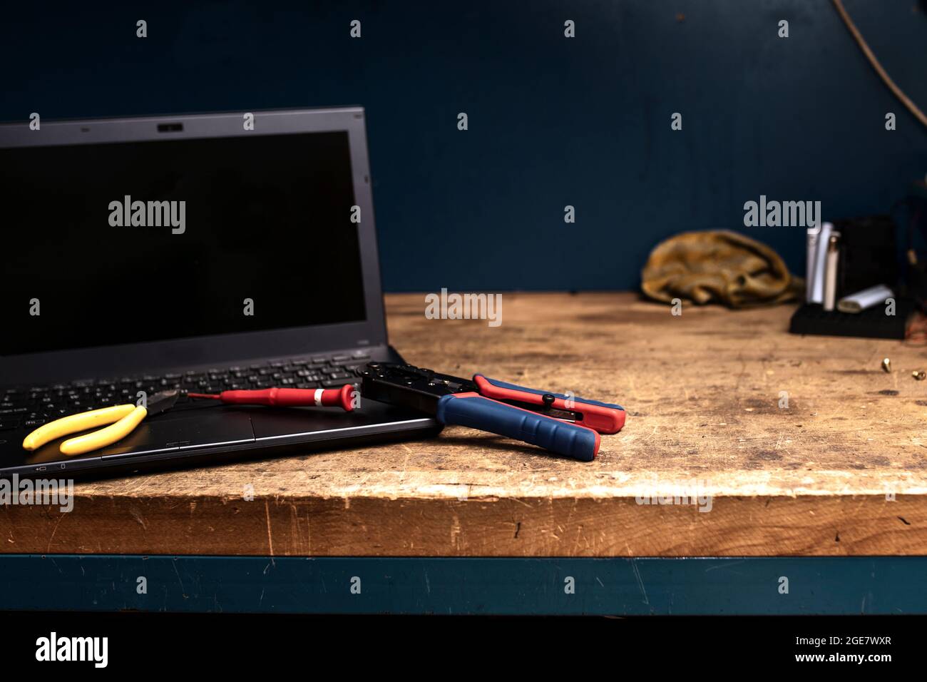 Laptop and tools on a wooden table - repairing a laptop Stock Photo - Alamy
