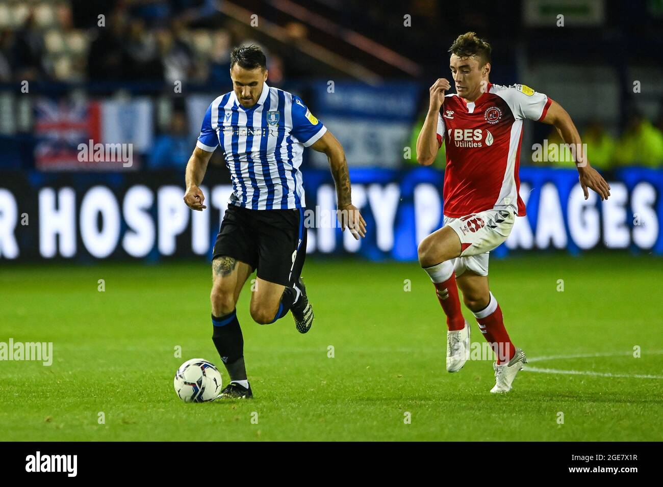 Lee Gregory #9 of Sheffield Wednesday makes a break with the ball Stock ...